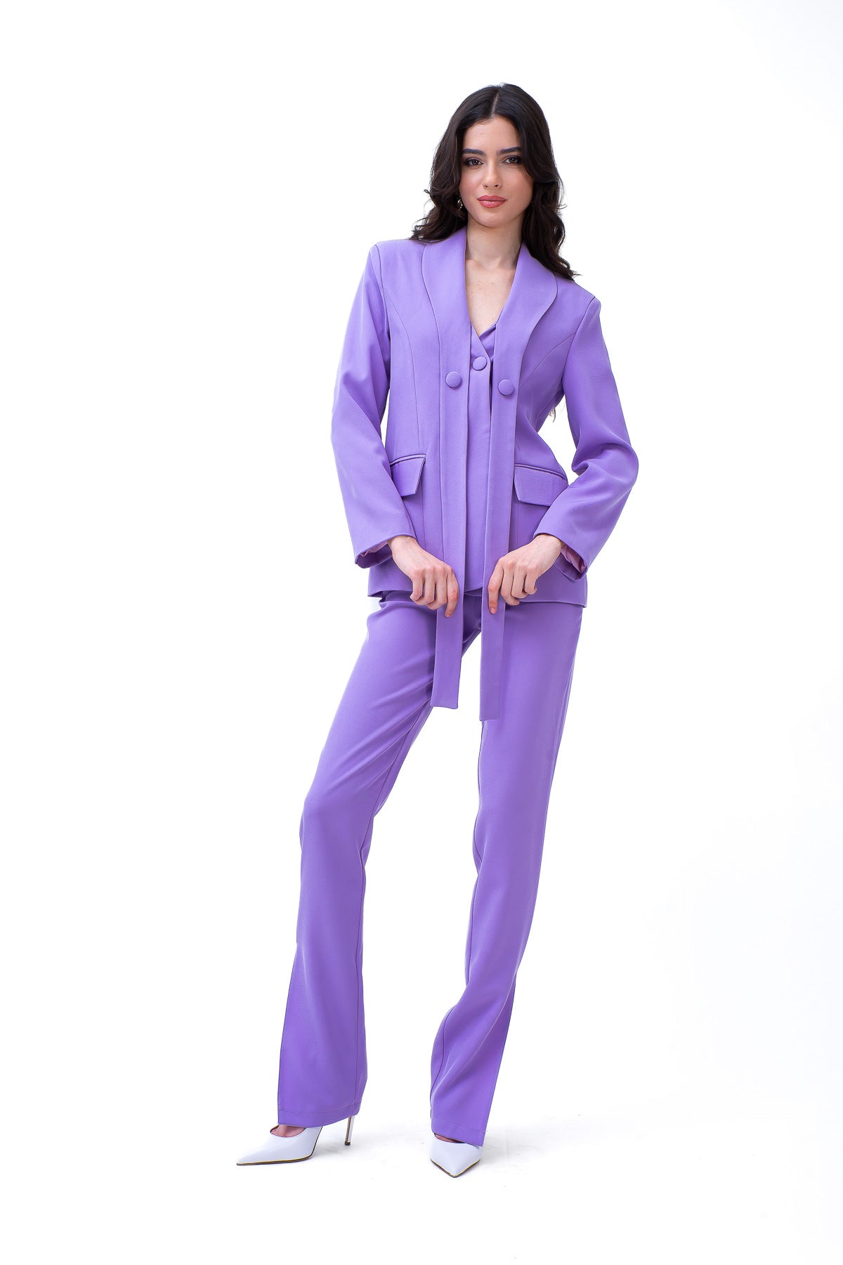 Costum lila cu sacou cu revere alungite si pantaloni slim fit