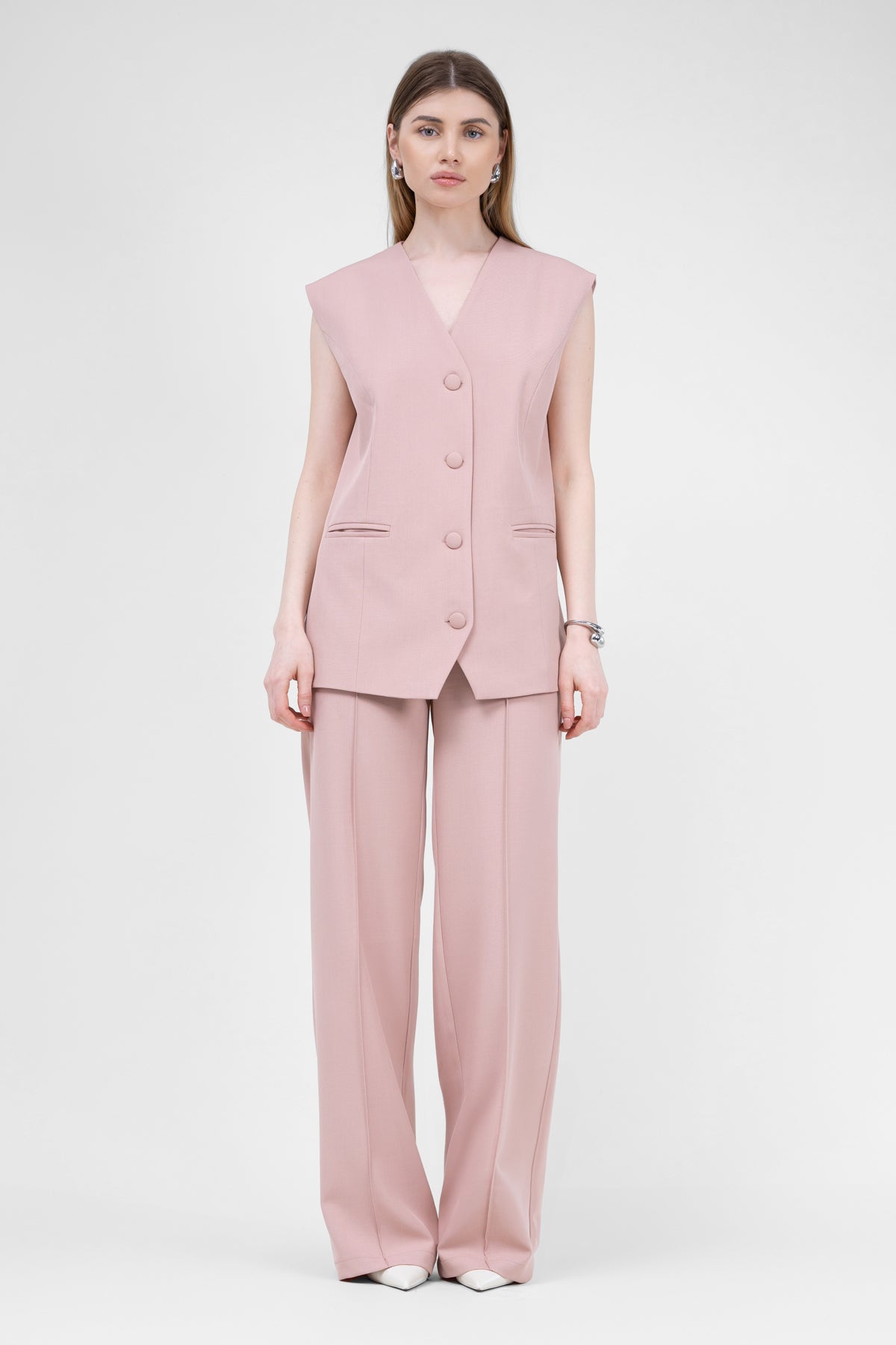 Costum roz pastel cu vesta oversized si pantaloni drepti cu riz – Bluzat